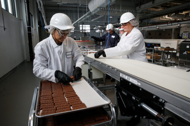 Mars delivers major $42 million investment in new Chicago snacking R&D ...